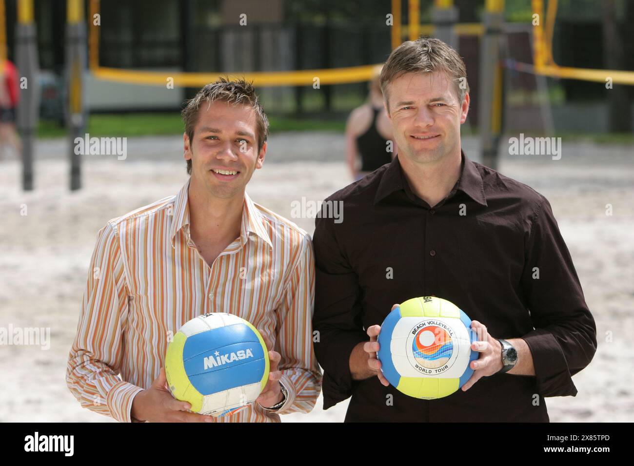 Moderatoren Simon Südel und Tom Bartels bei der Beachvolleyball World ...