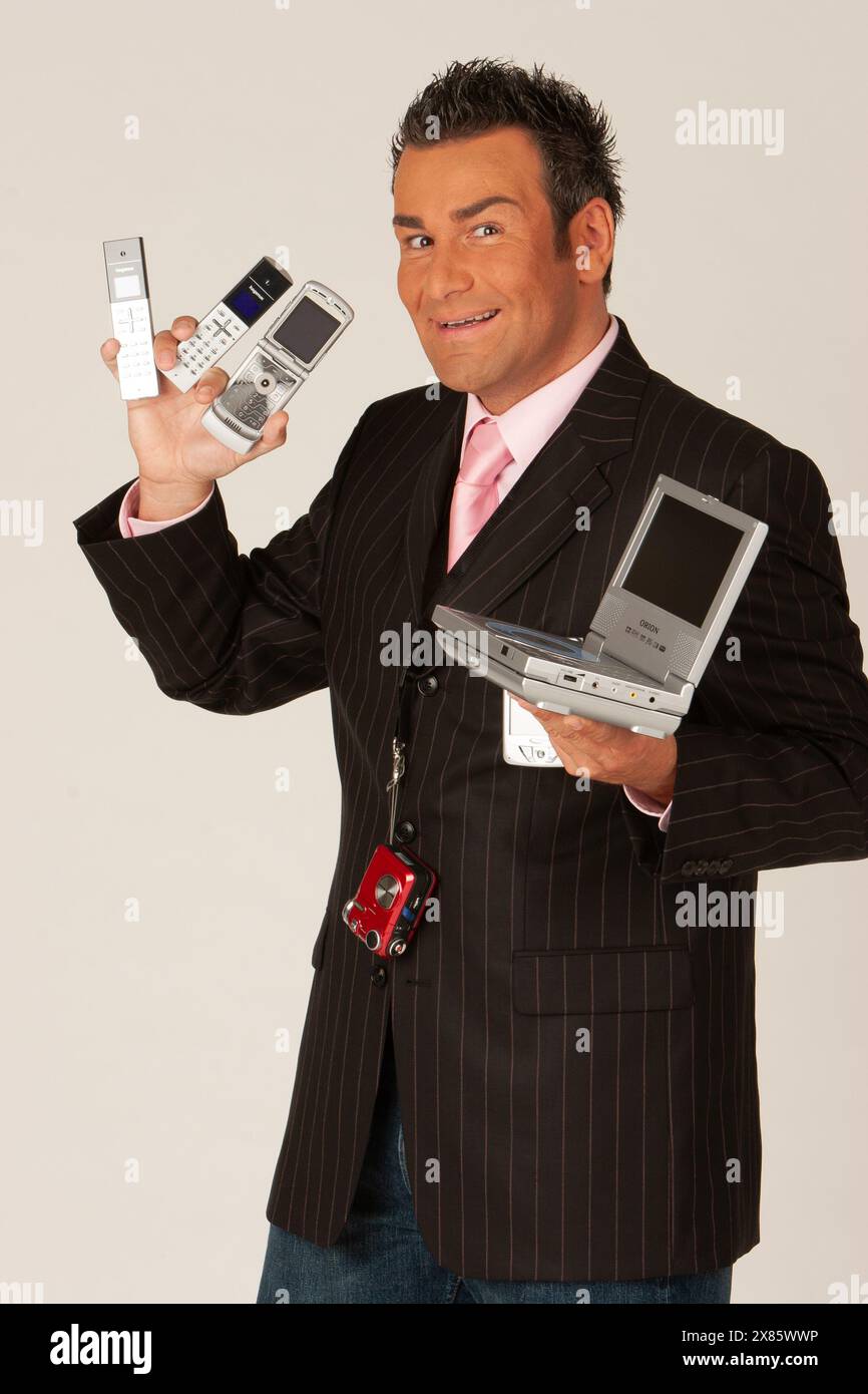 Ralf Kühler, Moderator beim RTL shop Sender in Köln, preist neue ...