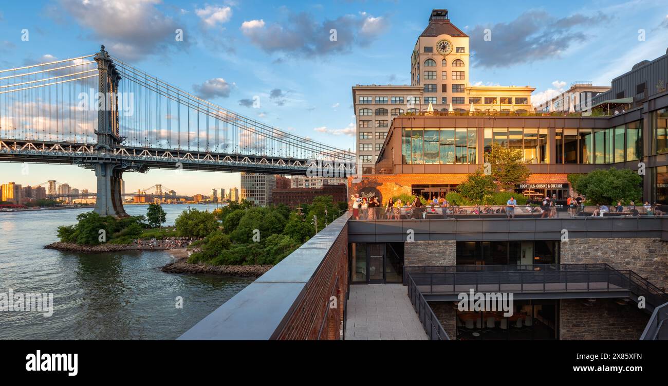 New York City, Brooklyn, DUMBO: People shopping and enjoying the last ...