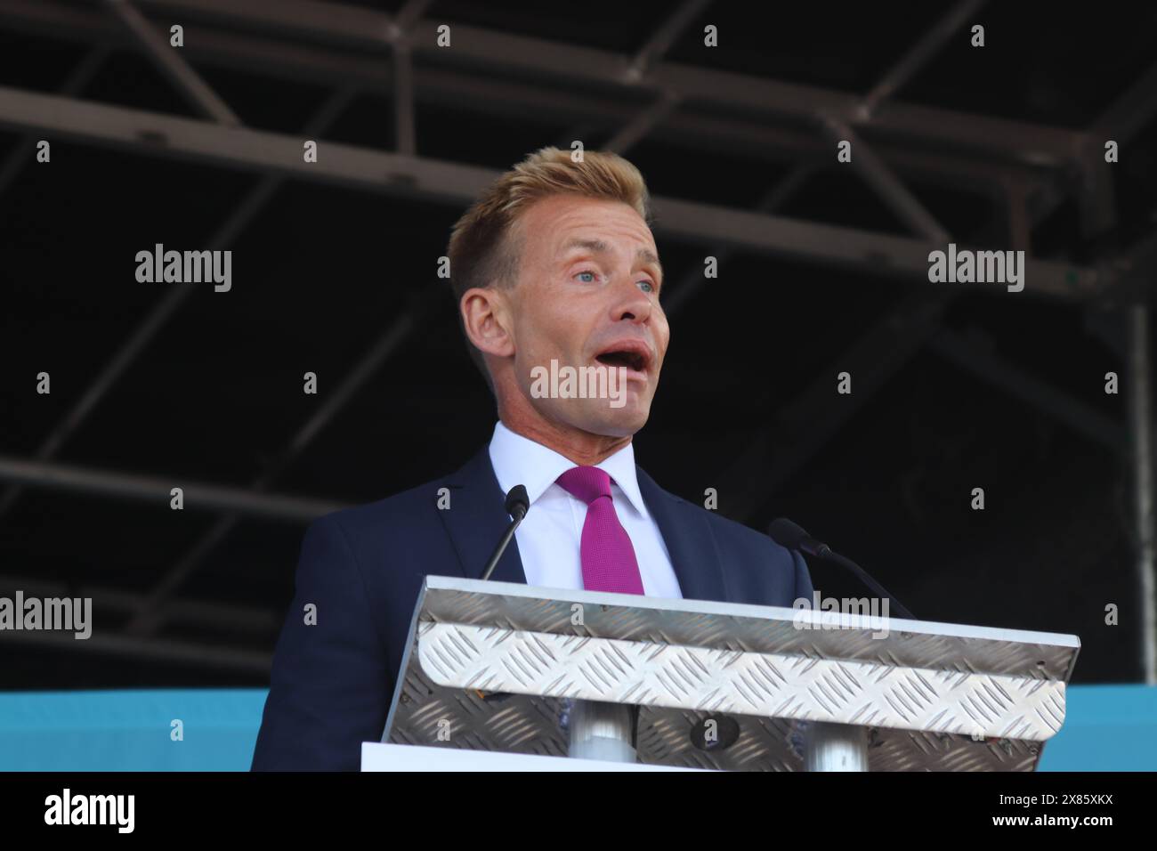 Leader nigel farage and david bull hi-res stock photography and images ...