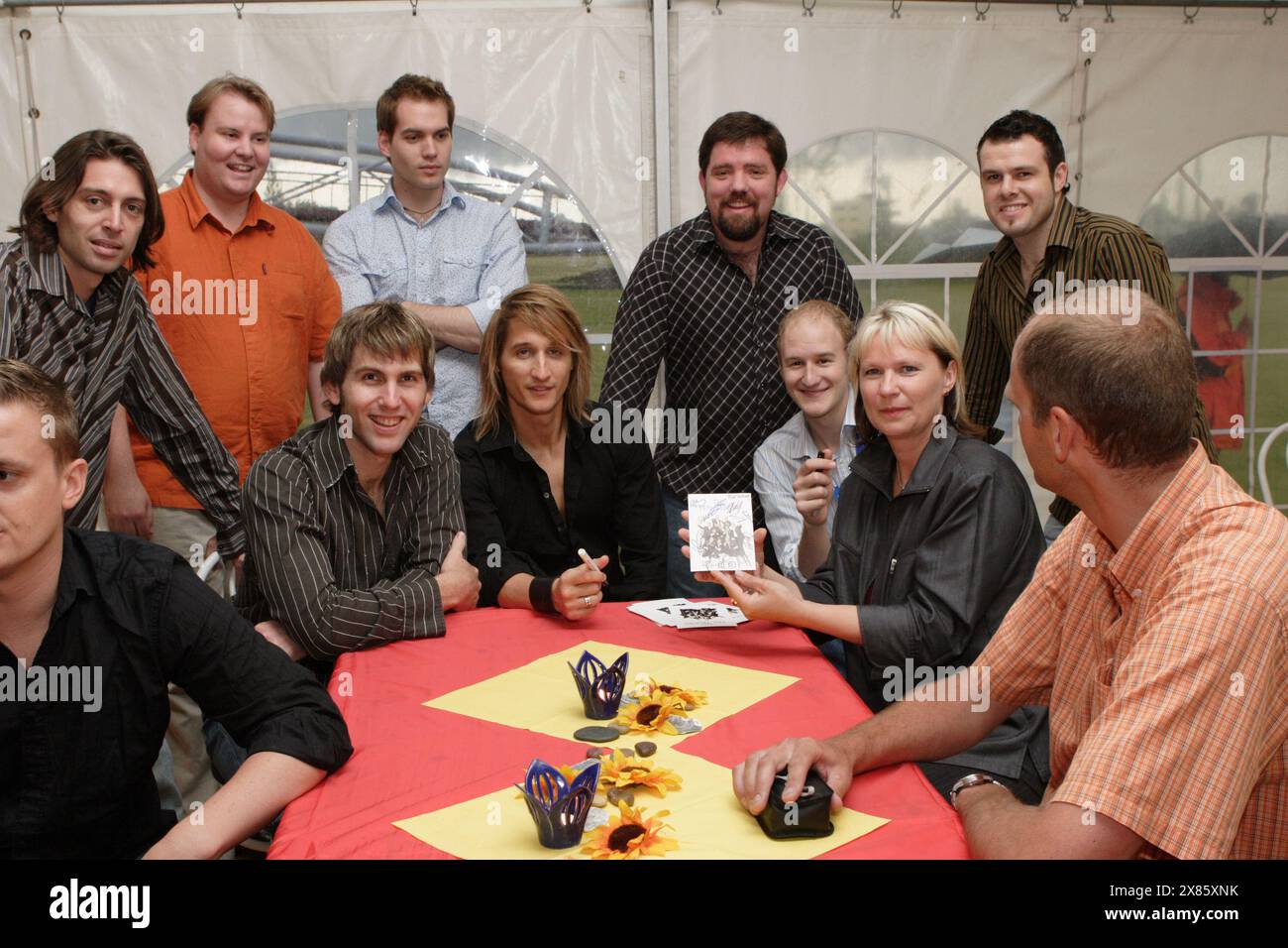 Das australische Vokalensemble "The Ten Tenors" im Pavillon vor ihrem ...
