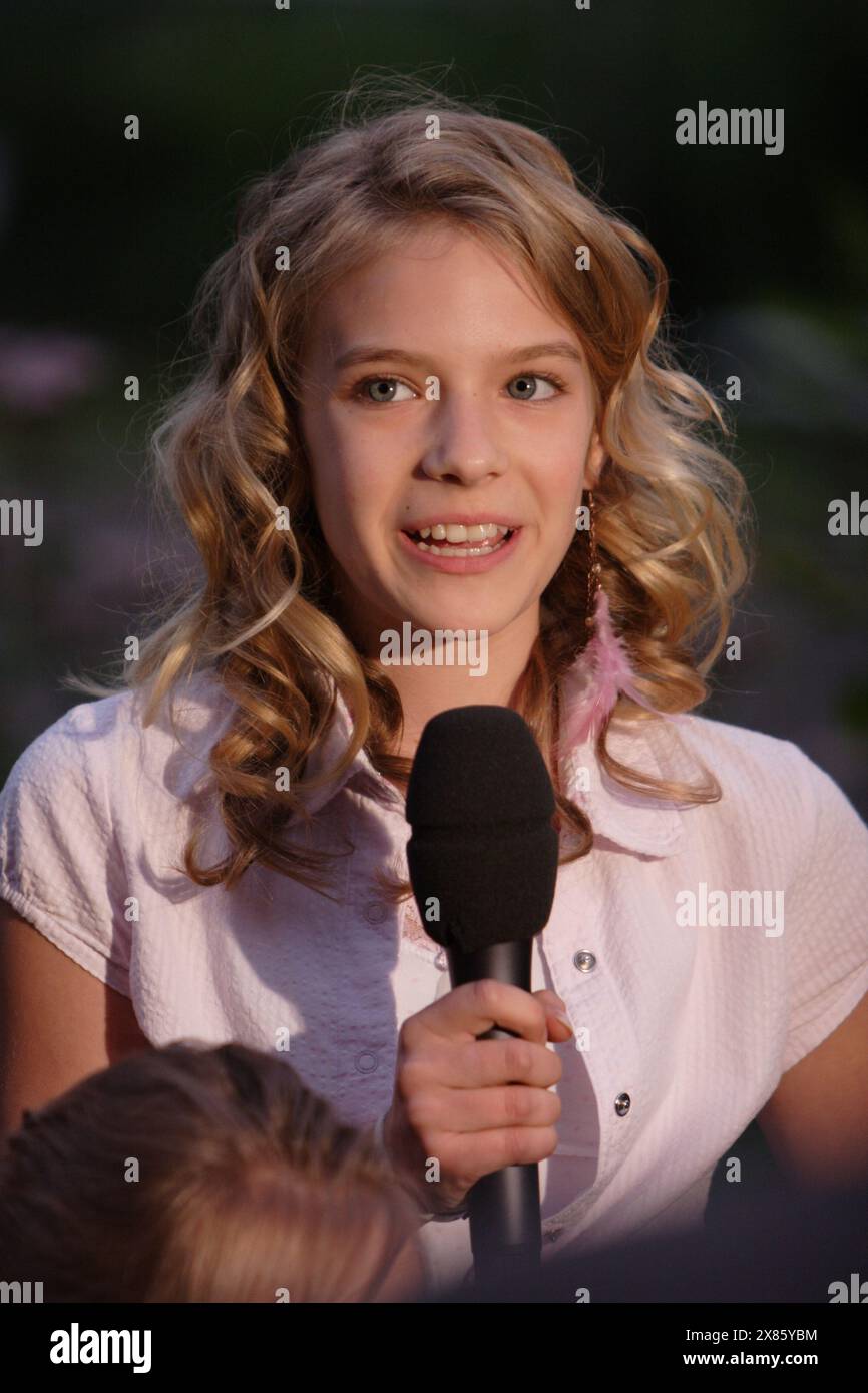 Jungschauspielerin Paula Riemann mit Mikro beim Pressetermin zum Film ...