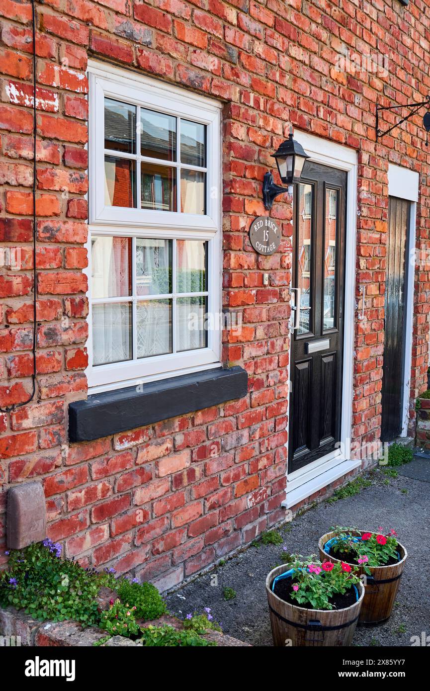 Red brick cottage hi-res stock photography and images - Alamy