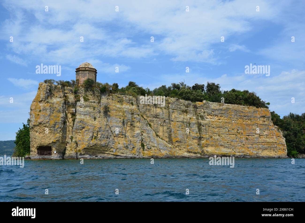 Lago di Bolsena, Isola Bisantina: La Rocchina Stock Photo - Alamy