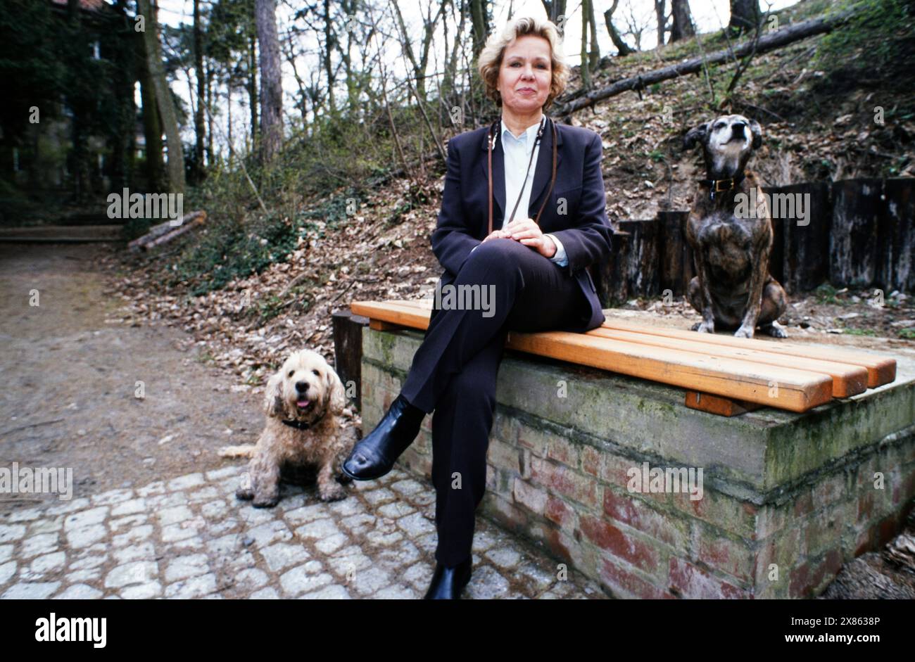 Witta Pohl, deutsche Schauspielerin und Hörspielsprecherin, beim Spaziergang mit den Hunden im ...