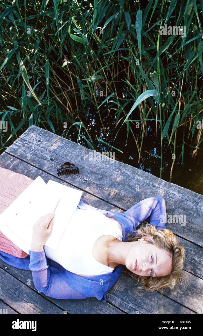 Edda Leesch, deutsche Schauspielerin und Drehbuchautorin, entspannt an ...