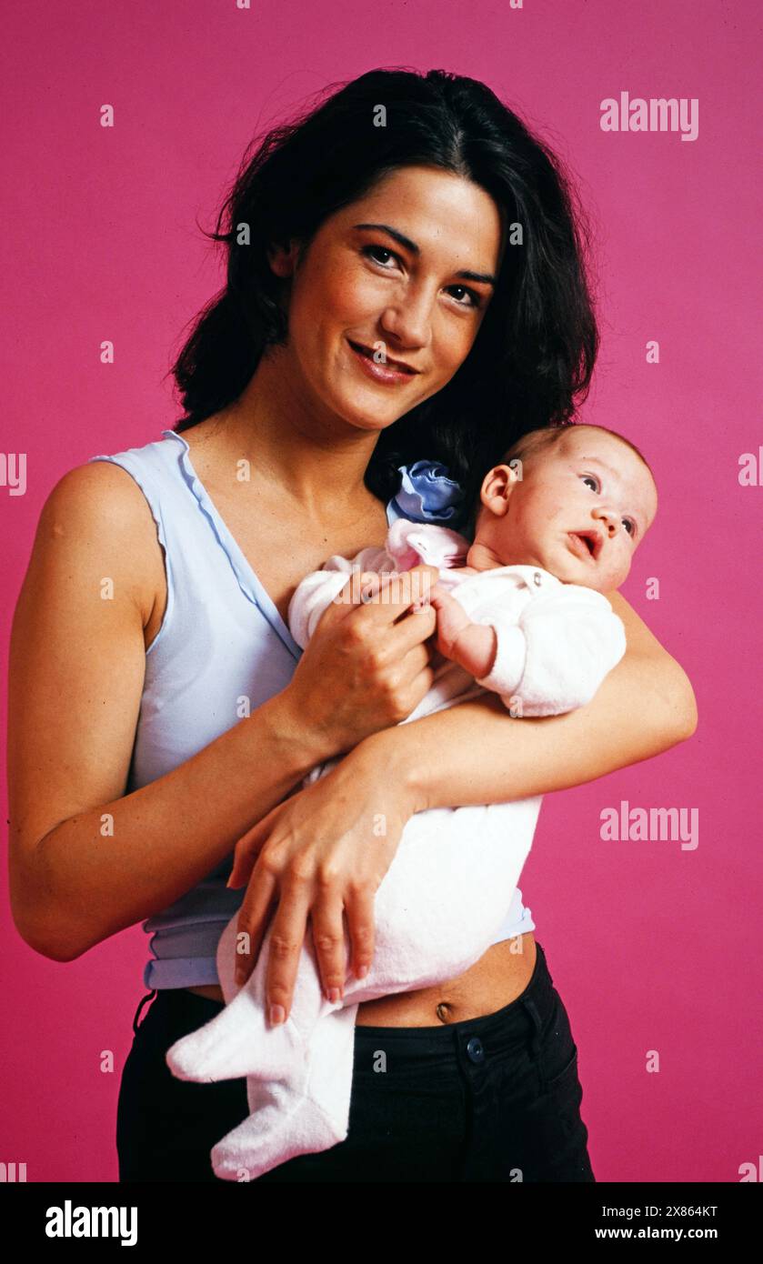 Mariella Ahrens, deutsche Schauspielern, mit Baby Isabella Maria ...