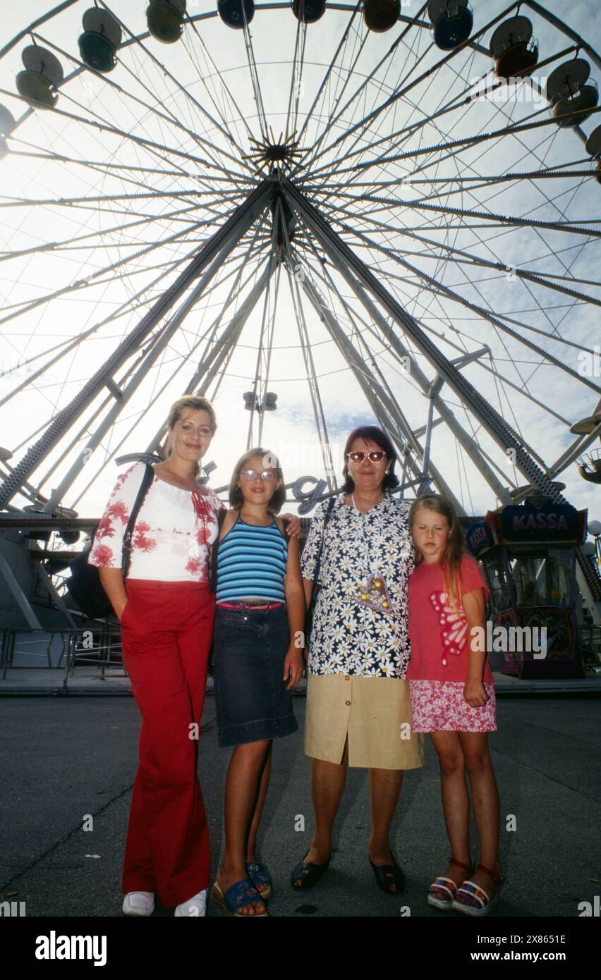 Karin Thaler, deutsche Schauspielerin, mit Kindern unterwegs auf dem ...