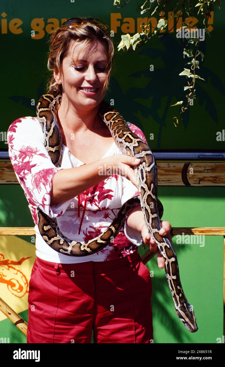 Karin Thaler, deutsche Schauspielerin, mit Kindern unterwegs auf dem ...