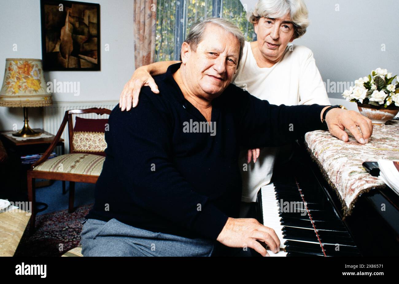 Erik S. Klein, deutscher Schauspieler, mit Ehefrau am Flügel in seinem Zuhause in Eichwalde ...