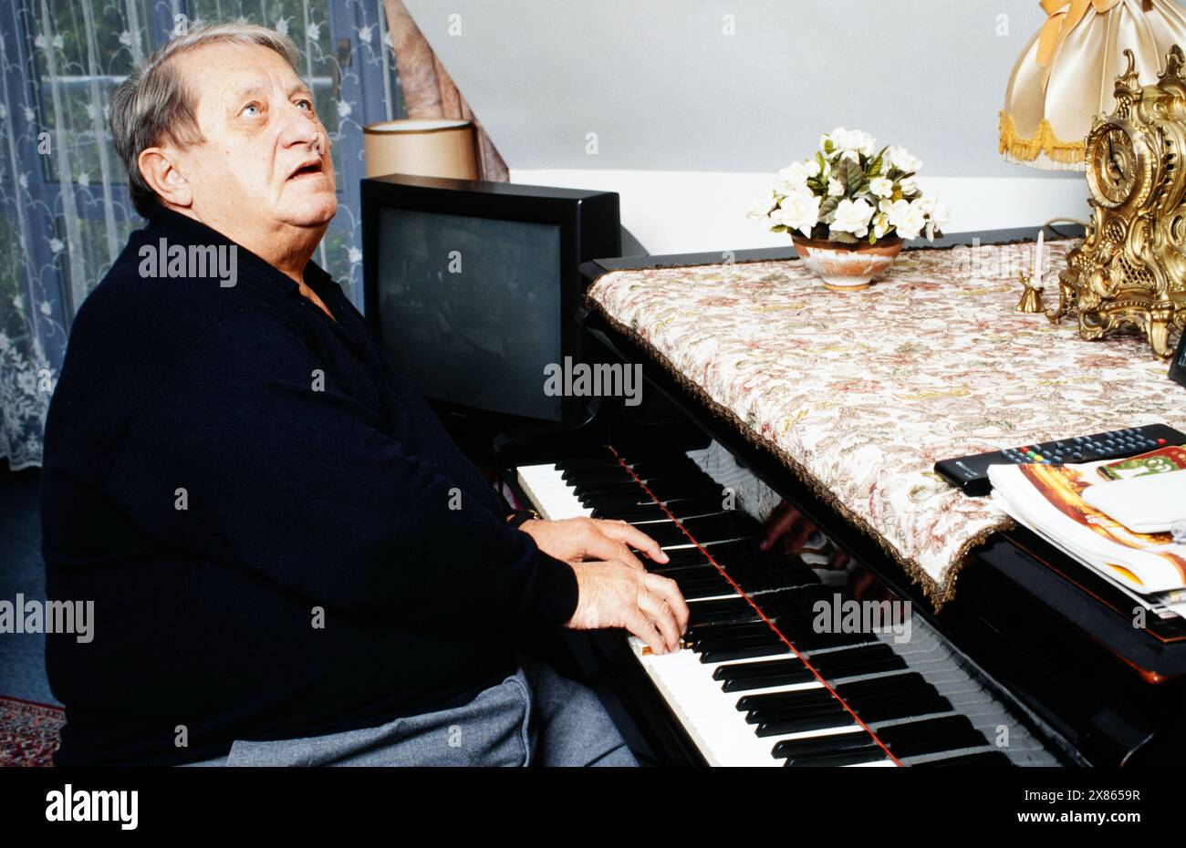 Erik S. Klein, deutscher Schauspieler, am Flügel in seinem Zuhause in ...