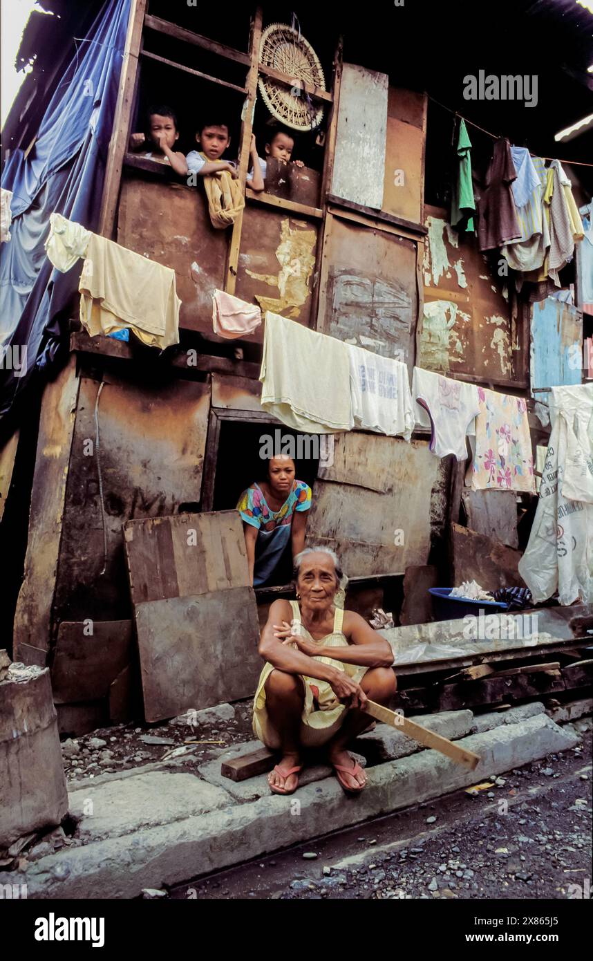 Philippines poverty hi-res stock photography and images - Alamy