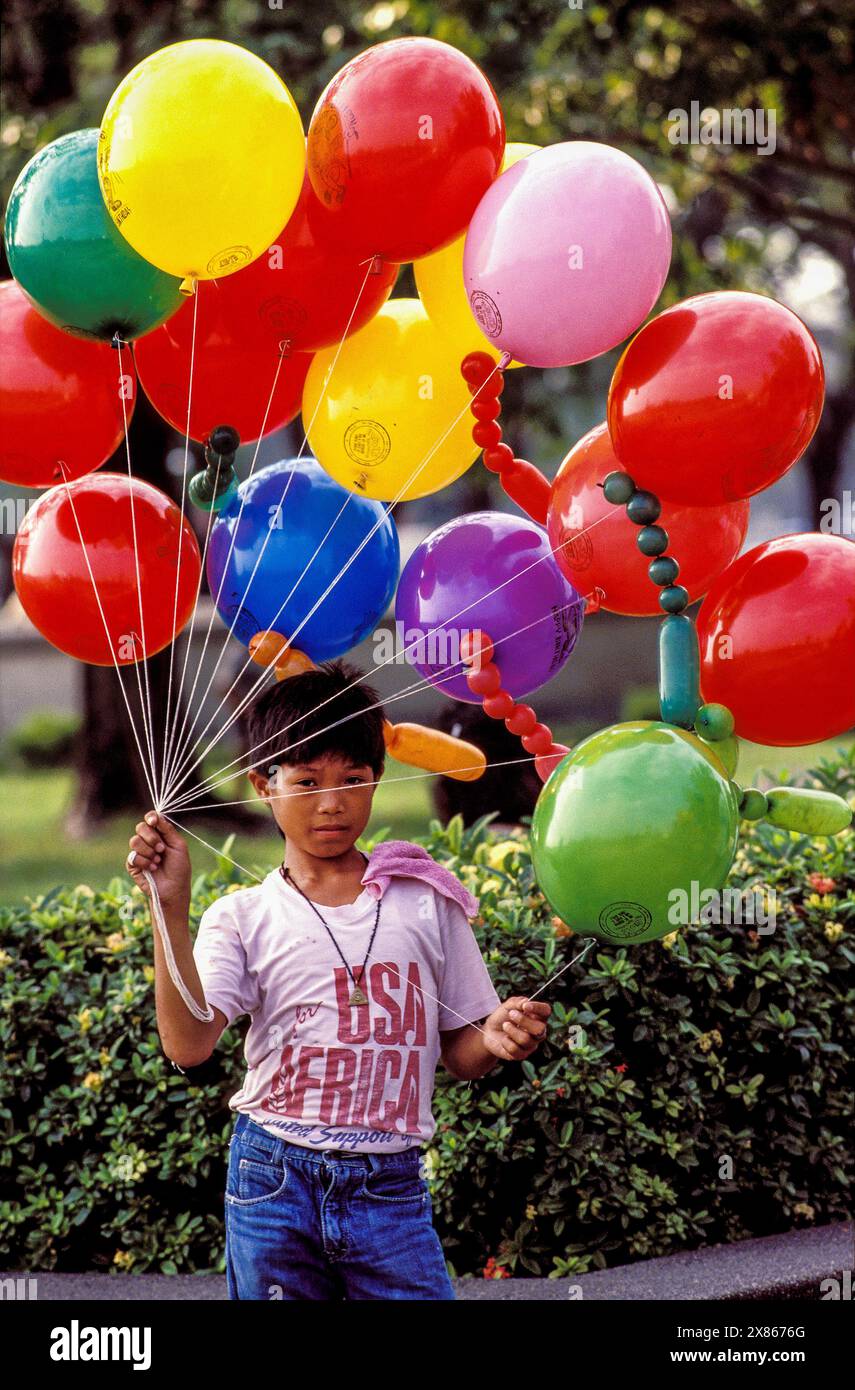 Philippines, Manila; Boy selling balloons on the street Stock Photo - Alamy