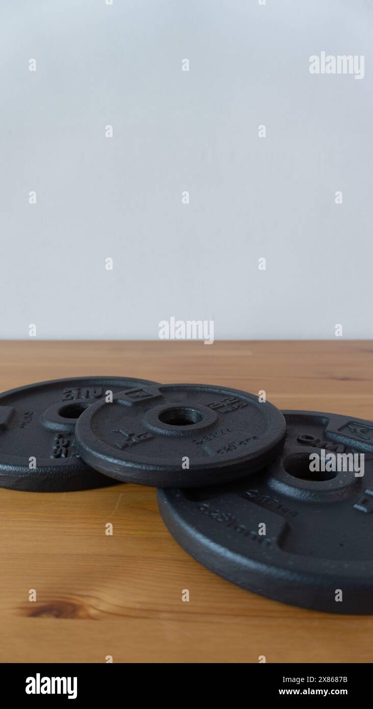 Durable weight plates for gym workouts Stock Photo - Alamy