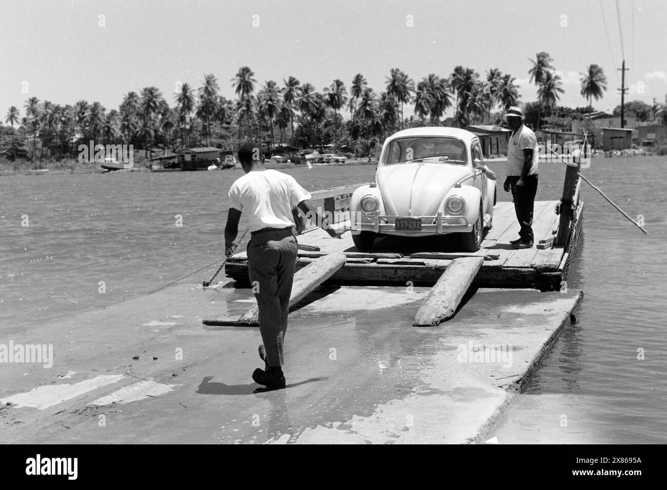 Eine Fähre mit einem VW Käfer legt am Landungssteg an, Puerto Rico 1966 ...