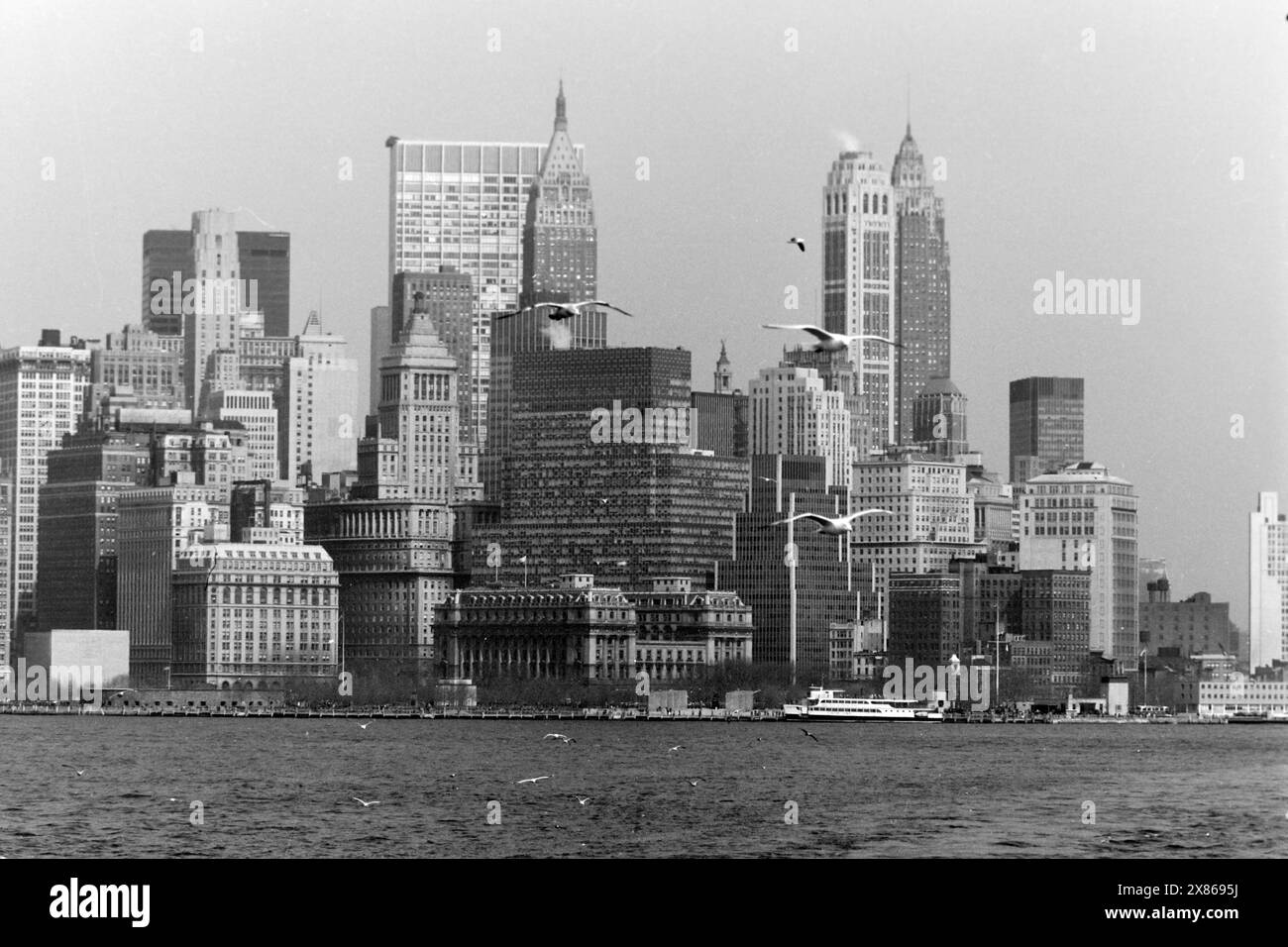 Blick auf Lower Manhattan von Brooklyn aus, New York 1967. View of ...