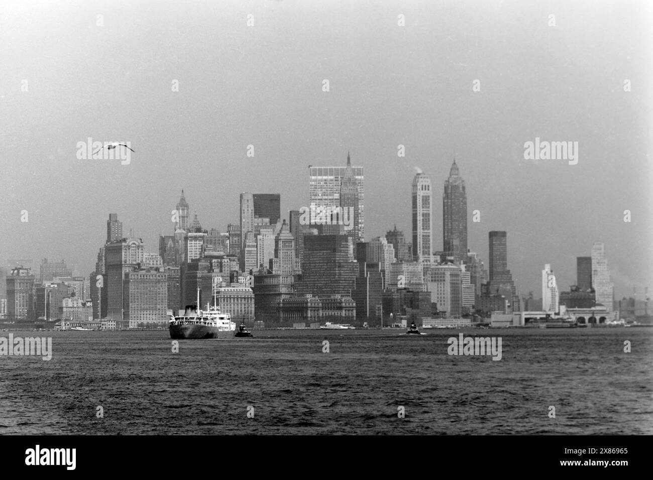 Blick auf Lower Manhattan von Brooklyn aus, New York 1967. View of ...