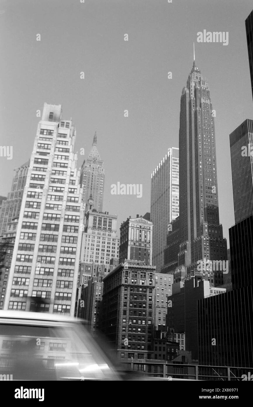 Das Empire State Building im Herzen von Manhattan, New York 1967. The ...