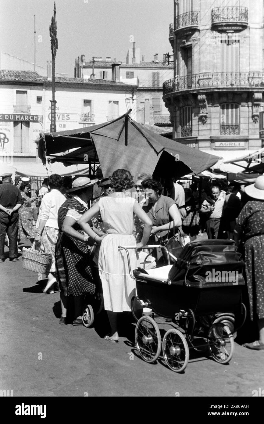 Menschen versammeln sich auf dem Markt von Béziers am Markttag ...