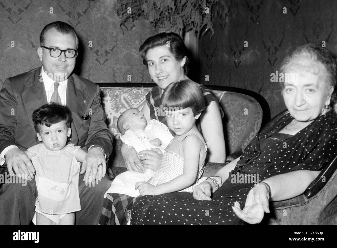 Familienporträt einer katalonischen Familie in Barcelona, Spanien 1957 ...