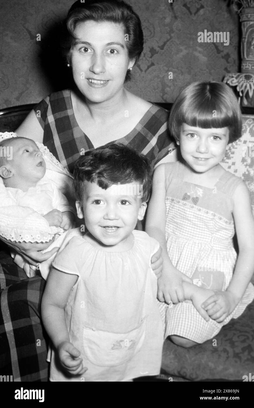 Mutter mit nachwuchs Black and White Stock Photos & Images - Alamy