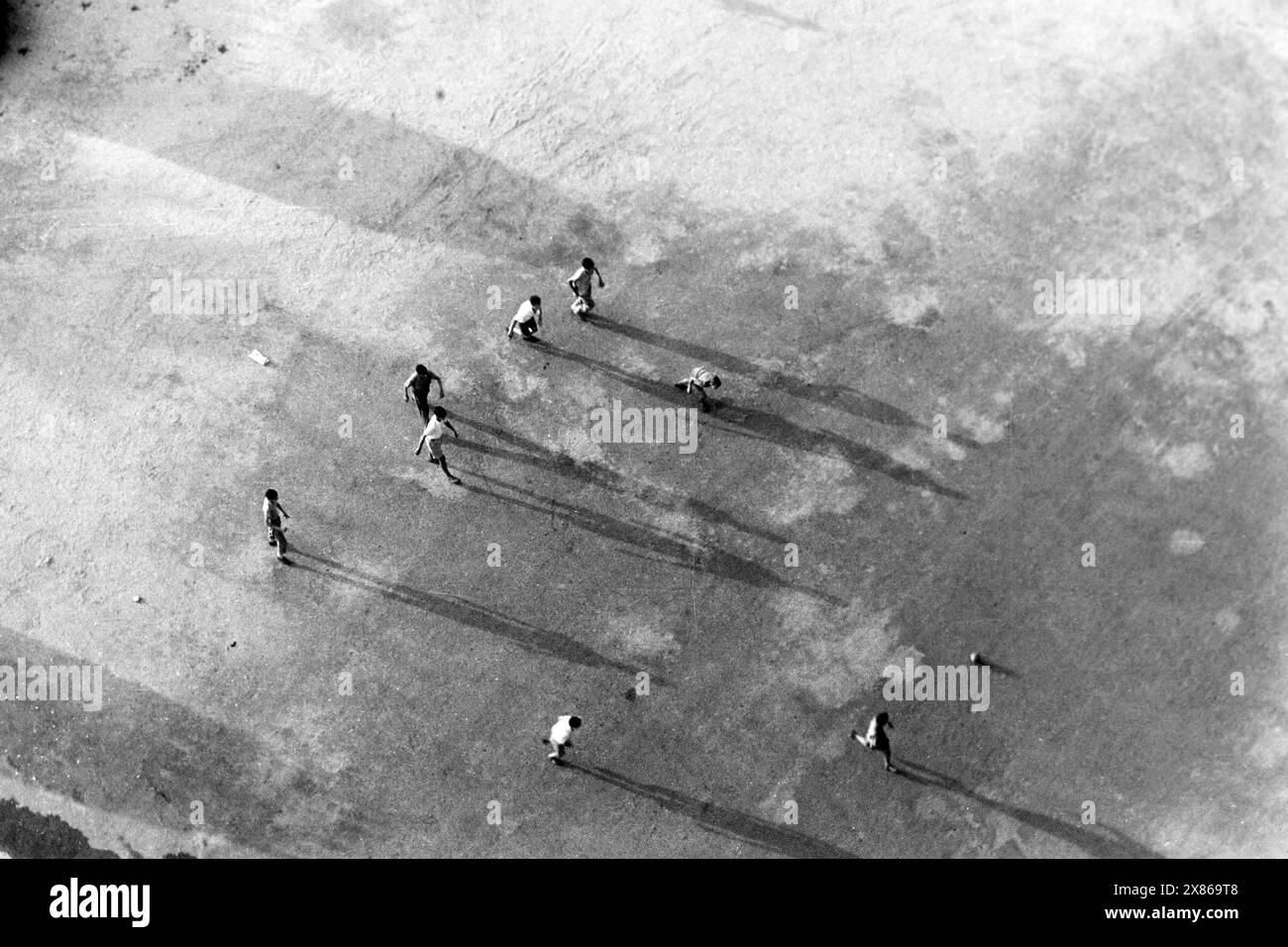 Kinder spielen Straßenfußball, Barcelona 1957. Children playing street ...