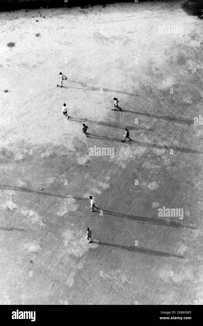 Kinder spielen Straßenfußball, Barcelona 1957. Children playing street ...