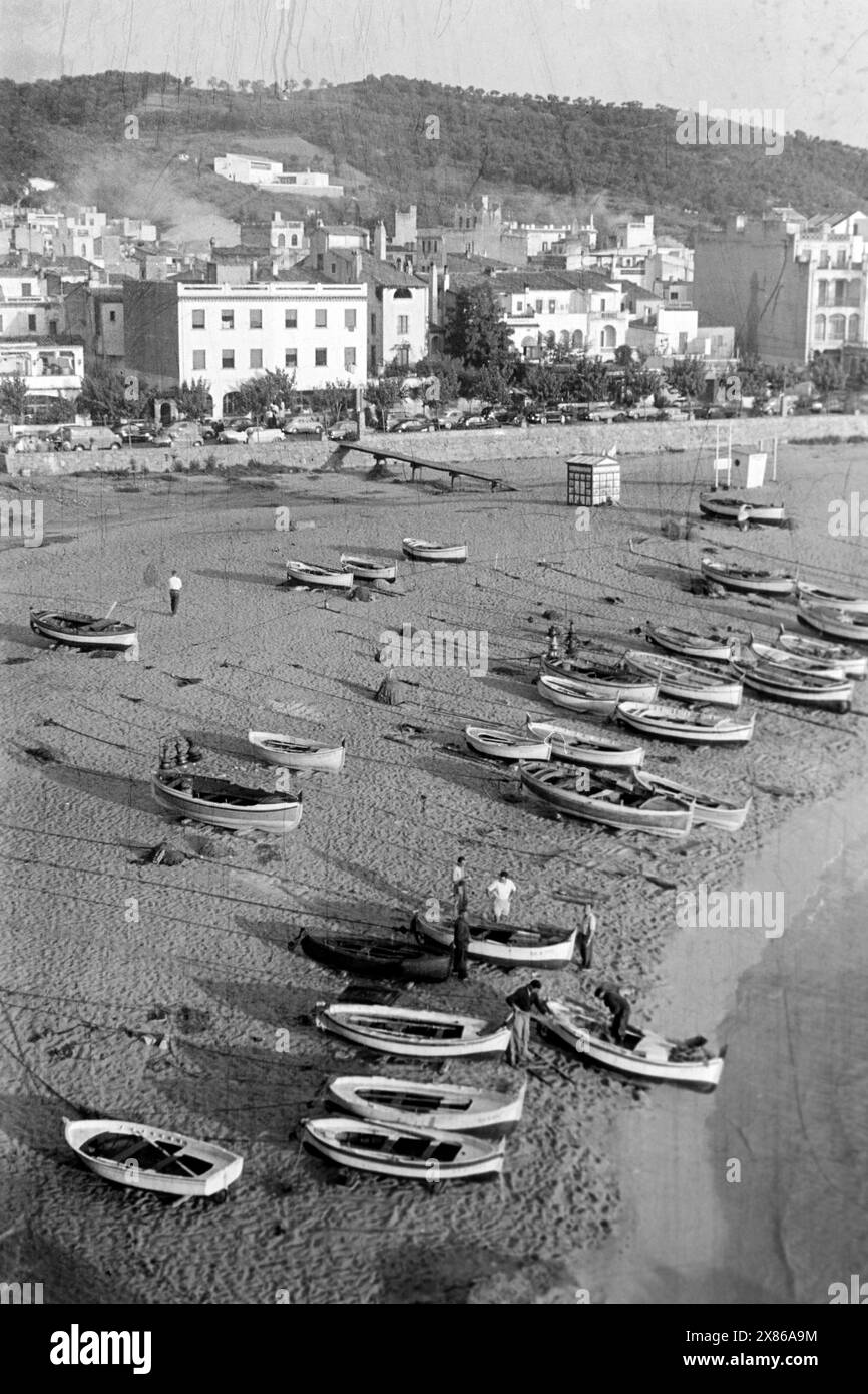 Fischerboote liegen am Strand von Tossa de Mar, Katalonien 1957 ...