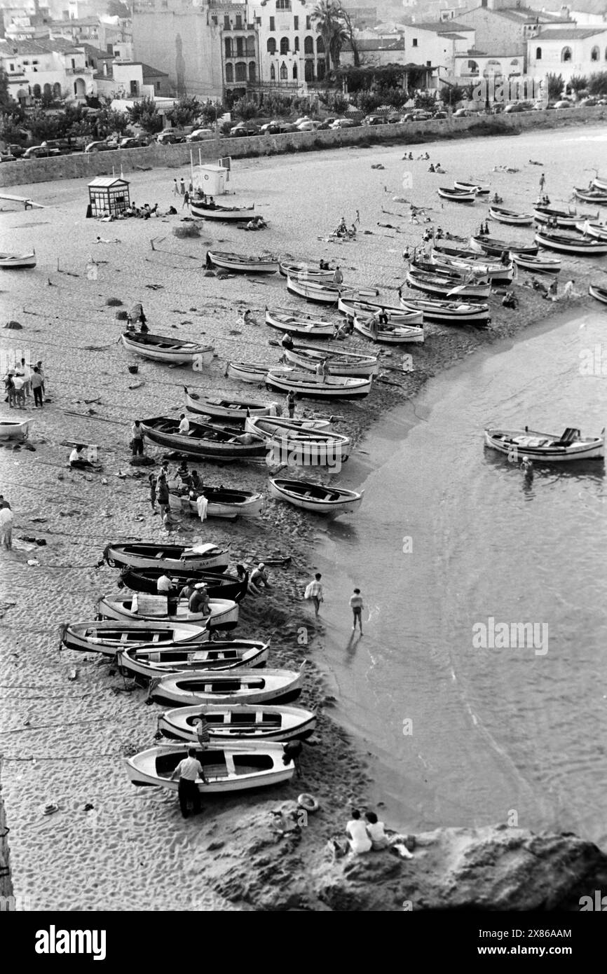 Fischerboote liegen am Strand von Tossa de Mar, Katalonien 1957 ...
