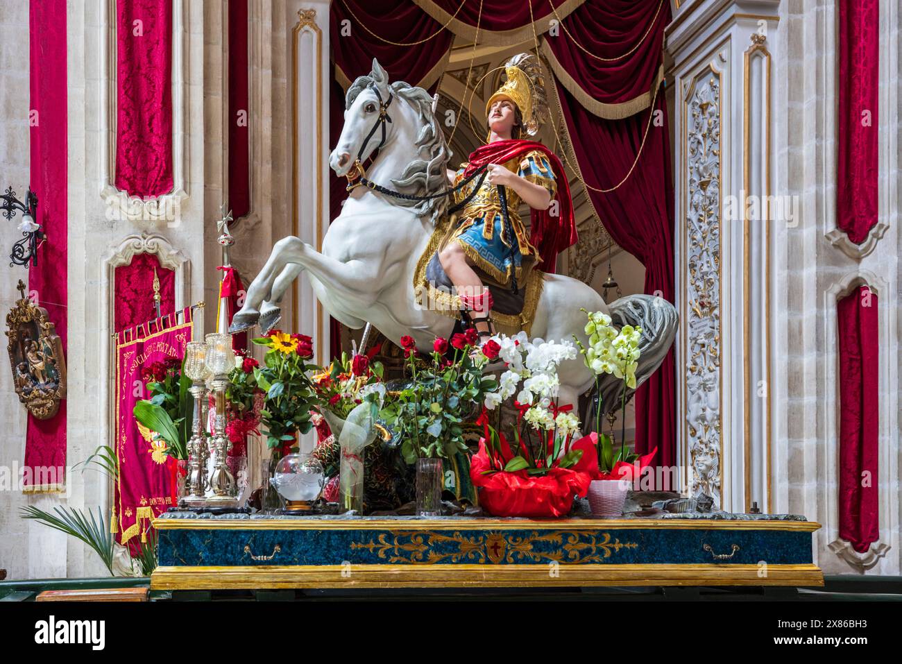 Saint george statue hi-res stock photography and images - Alamy