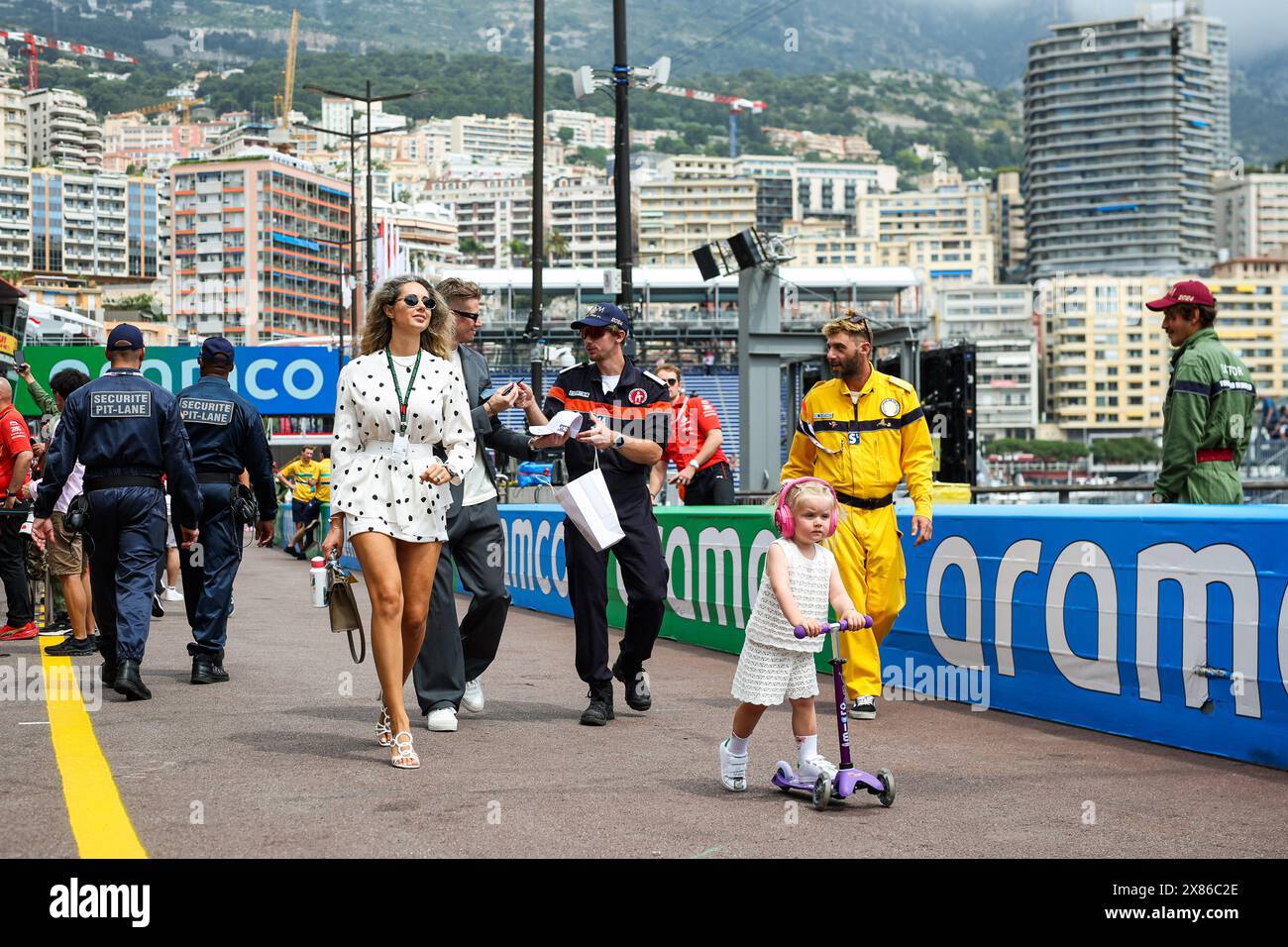 HULKENBERG Nico (ger), Haas F1 Team VF-24 Ferrari, with his wife Egl ...