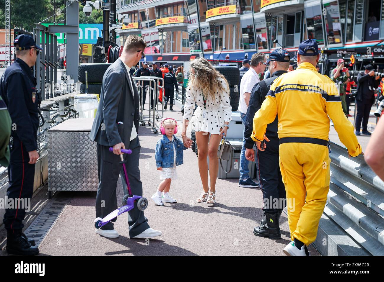 HULKENBERG Nico (ger), Haas F1 Team VF-24 Ferrari, with his wife Egl ...