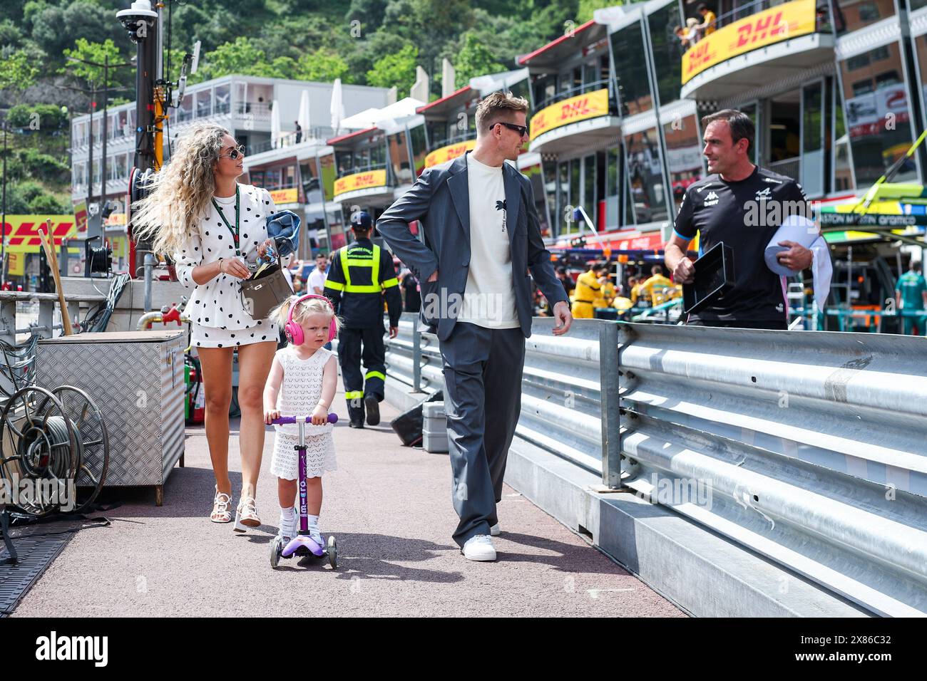 HULKENBERG Nico (ger), Haas F1 Team VF-24 Ferrari, with his wife Egl ...