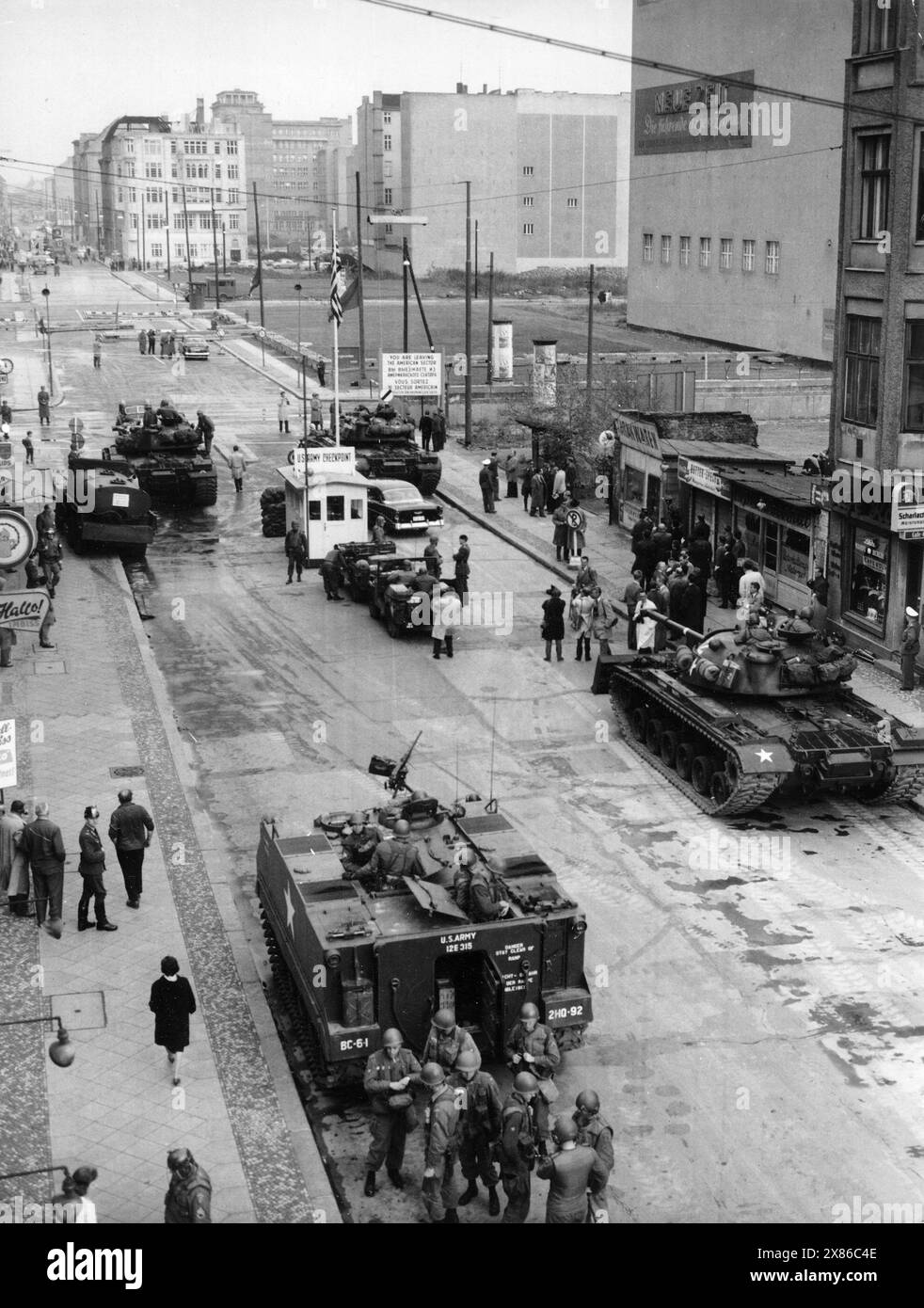 Checkpoint charlie berlin 1961 hi-res stock photography and images - Alamy