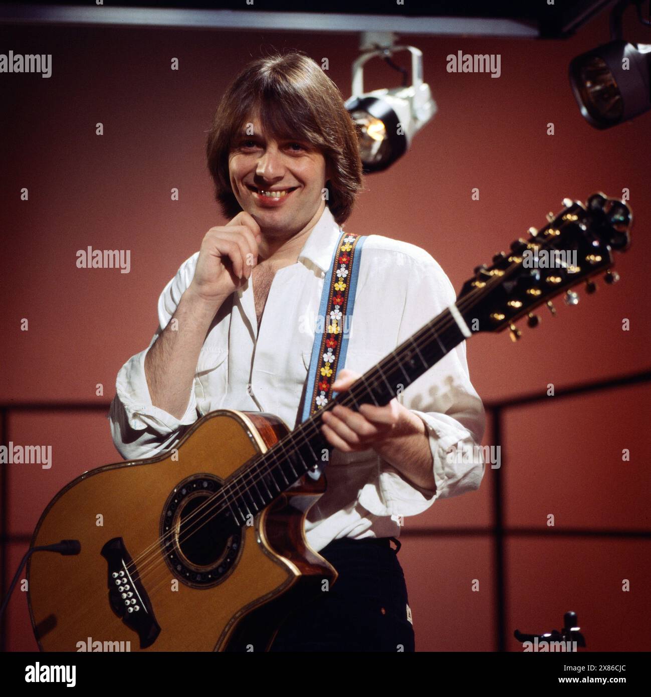 Harry Sacksioni, niederländischer Komponist und Gitarrist, vor einem ...