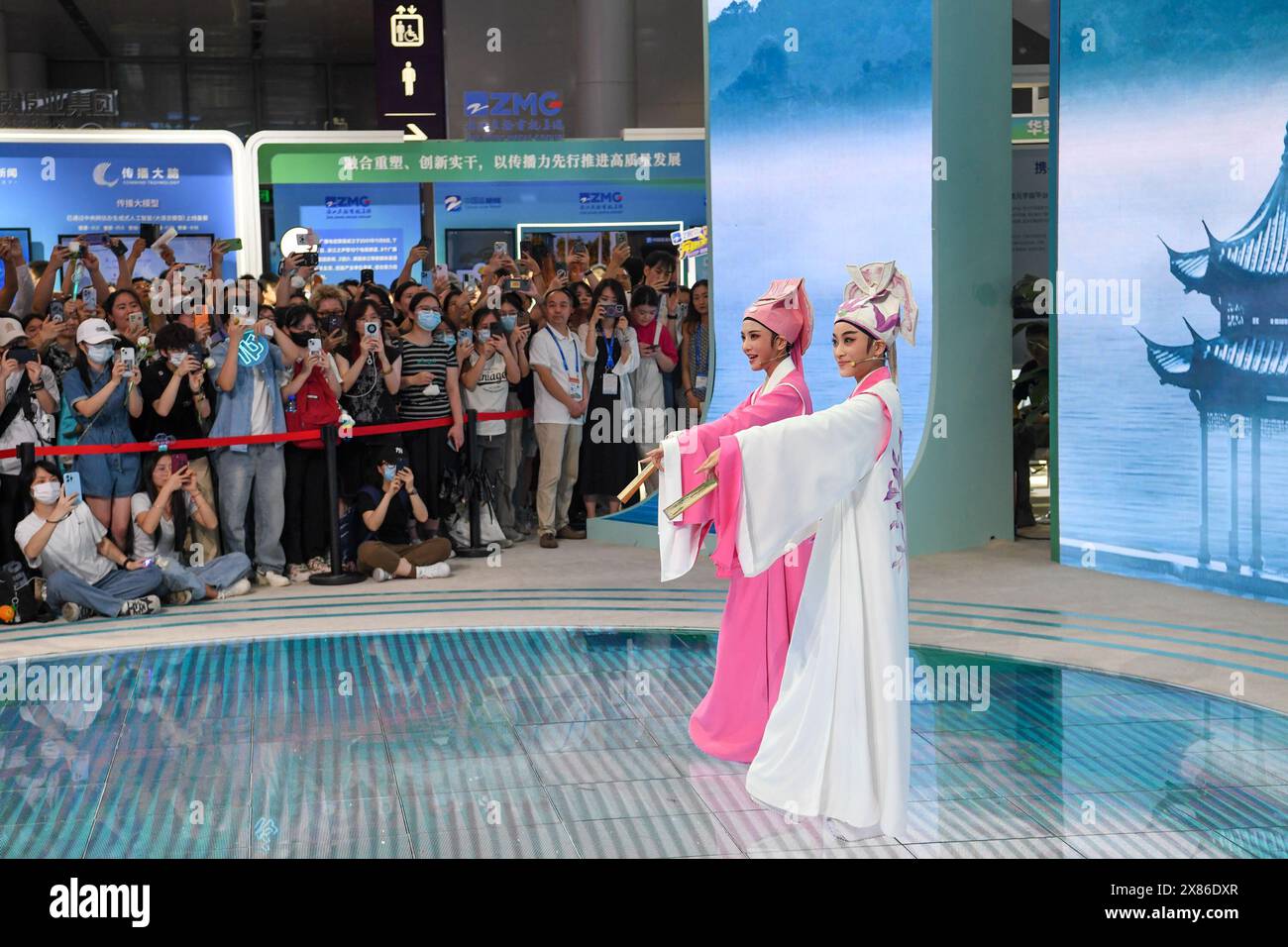 (240523) -- SHENZHEN, May 23, 2024 (Xinhua) -- People watch a ...