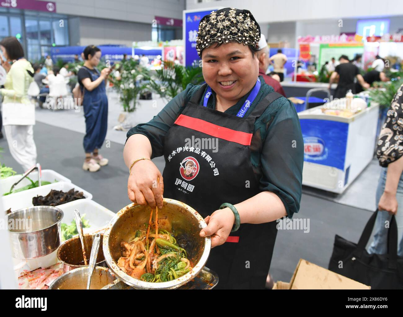 (240523) -- SHENZHEN, May 23, 2024 (Xinhua) -- An exhibitor from ...