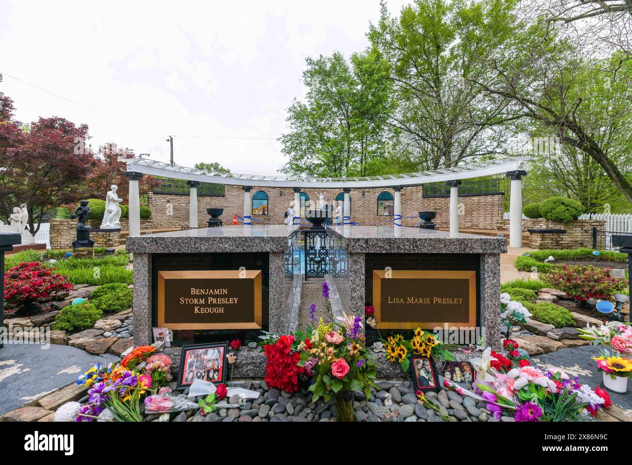 Memphis, Unknown. 10th Apr, 2024. Lisa Marie Presley's tombstone in the ...