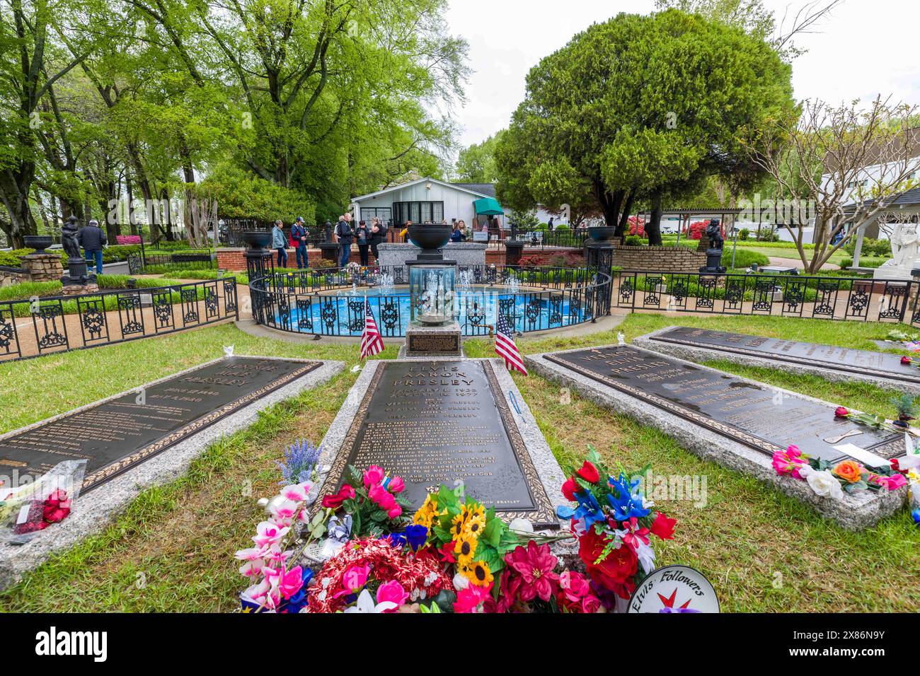 Memphis, Unknown. 10th Apr, 2024. Elvis Presley's tombstone in the ...