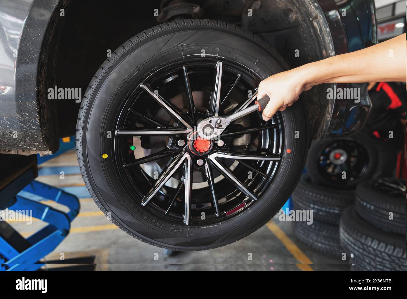 Auto repair changing tire hd hi-res stock photography and images - Alamy