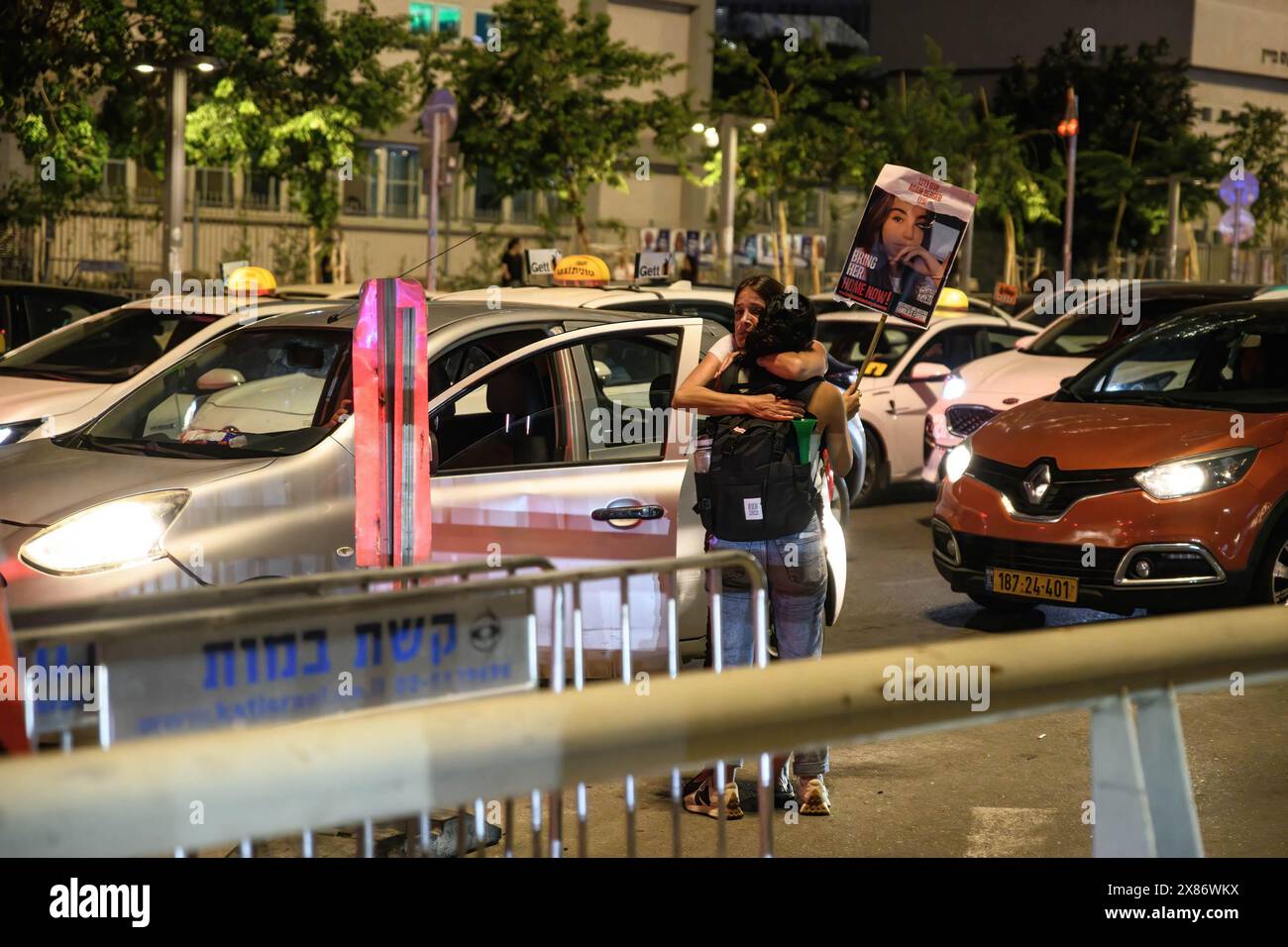 An Israeli driver gets out of her blocked car to hug a protestor ...