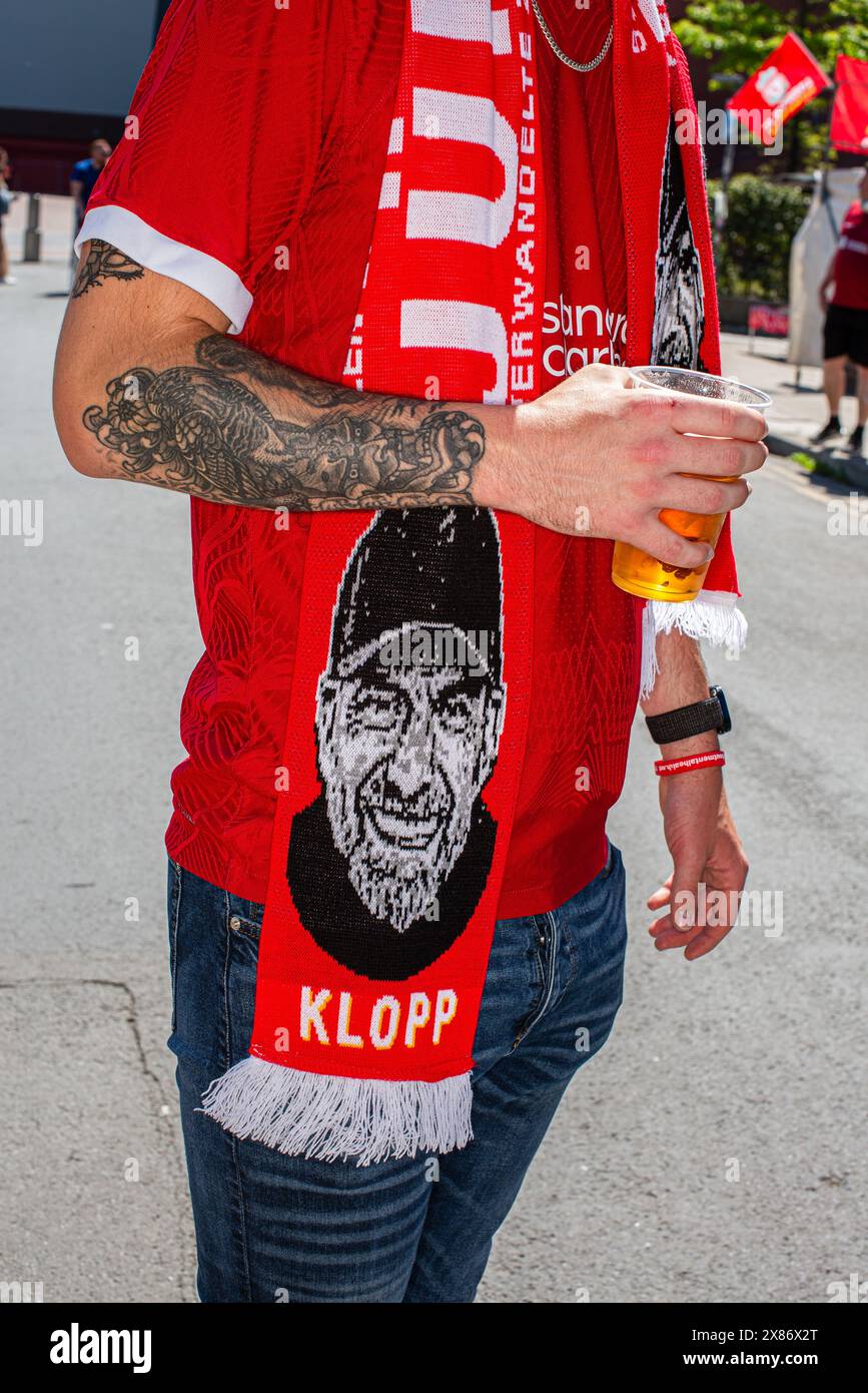 Liverpool FC supporter wearing Jurgen Klopp scarf and holding beer ...