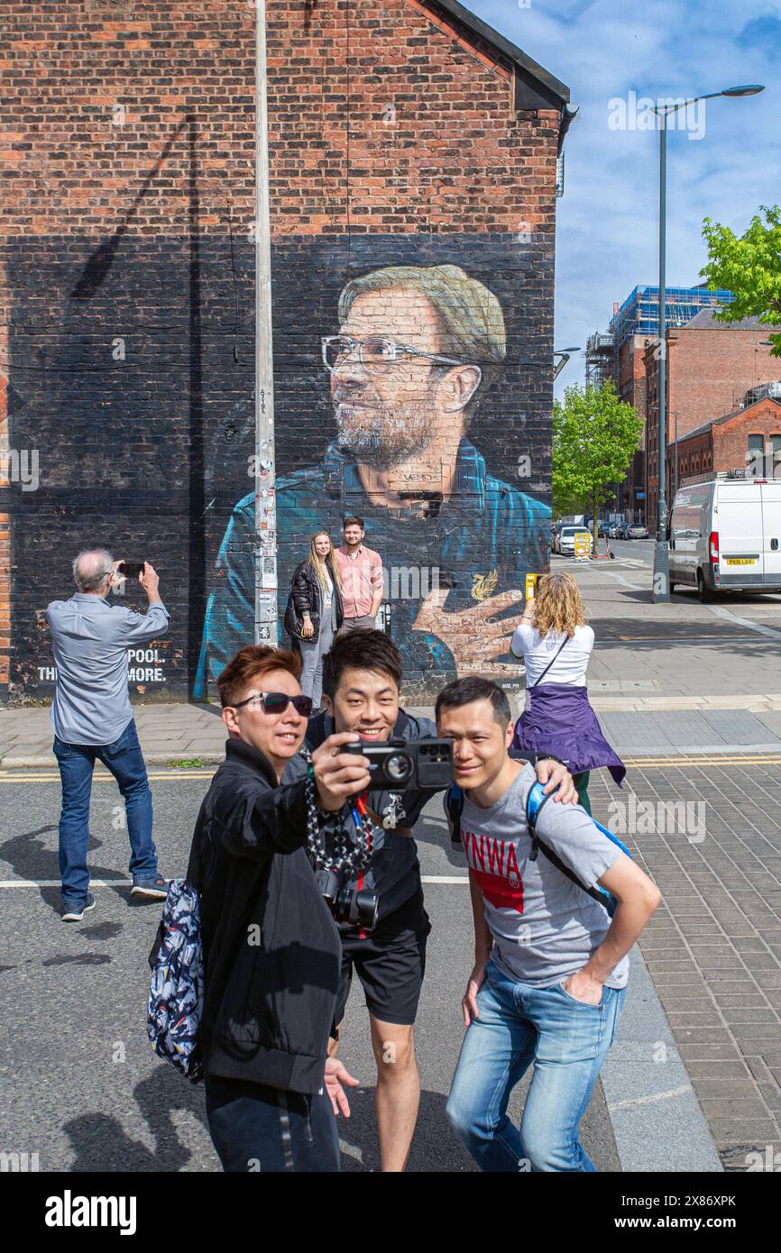 LIVERPOOL, ENGLAND - MAY 19: Liverpool Football Club fans stop to take ...