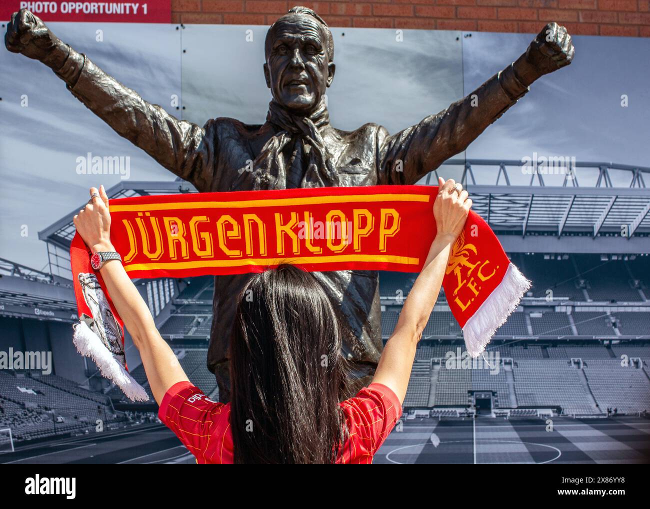 Bill Shankey statue with asian female supporter holding a Jurgen Klopp ...