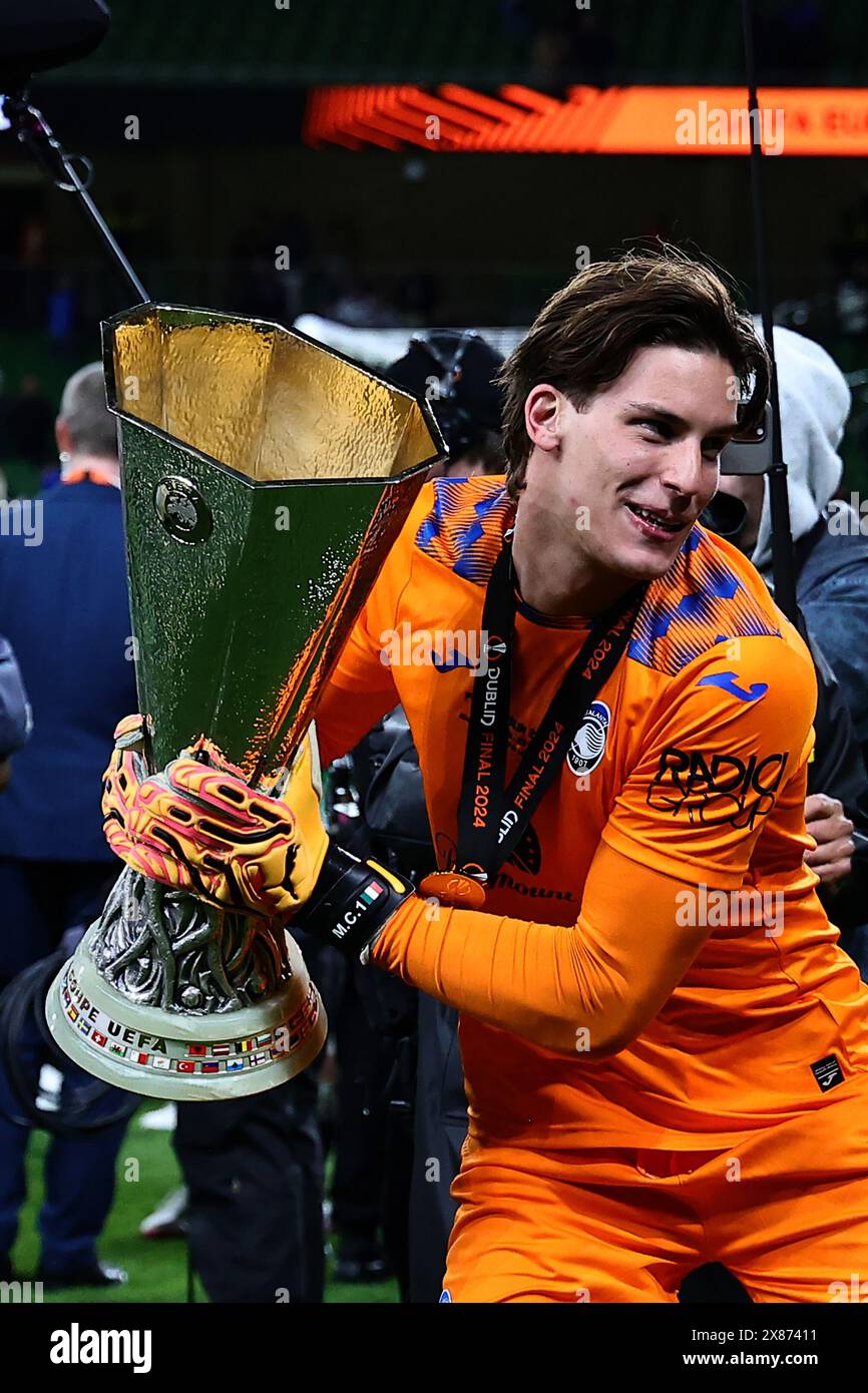 Marco Carnesecchi of Atalanta BC holds the trophy as he celebrates at ...