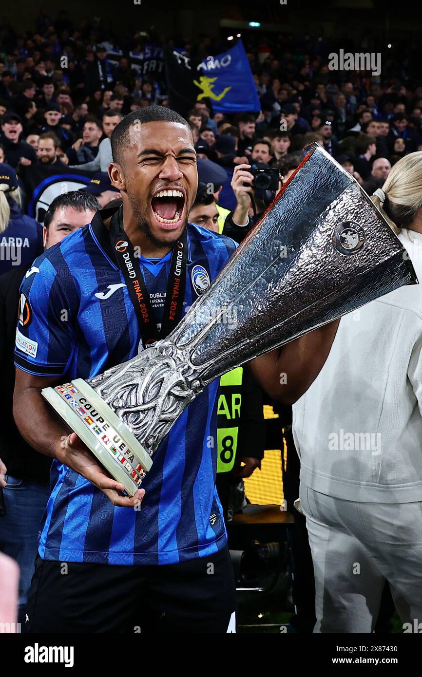 Isak Hien of Atalanta BC celebrates with the trophy at the end of the ...