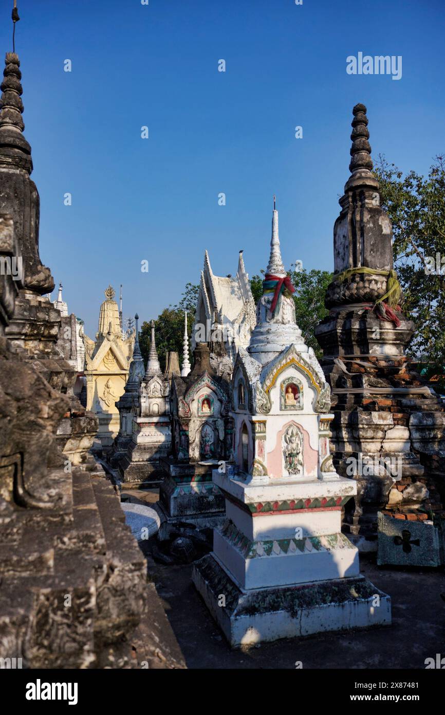 Thailand, Bangkok, Amarintharam Worawihan Temple, old buddhist cemetery ...