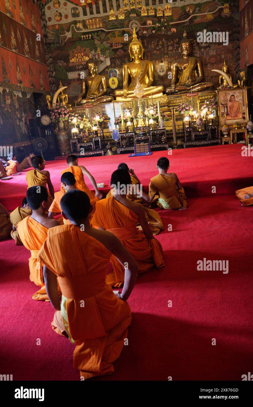 Thailand, Bangkok, Amarintharam Worawihan Temple, young buddhist monks ...