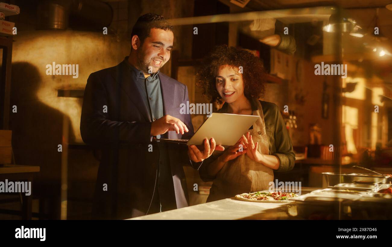 Restaurant owners on computer hi-res stock photography and images - Alamy