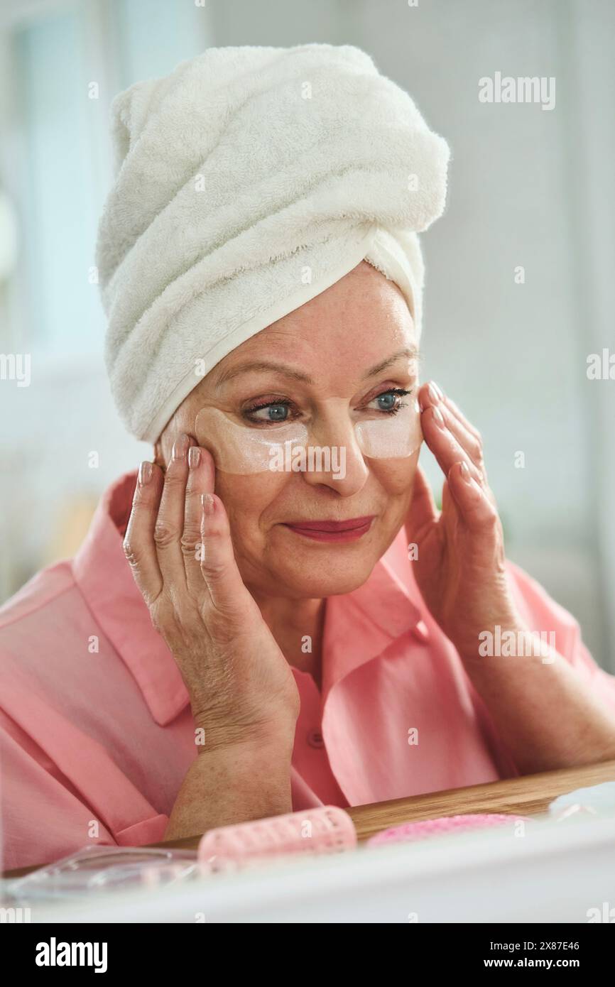 Pink under eye patches hi-res stock photography and images - Alamy